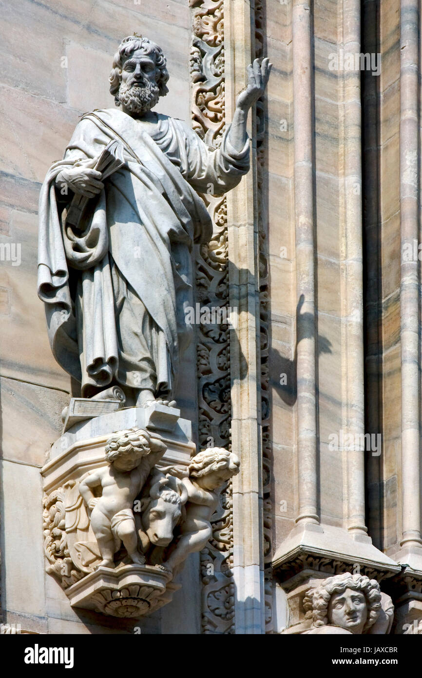 italy statue of a men in the front of the duomo church in milan Stock ...