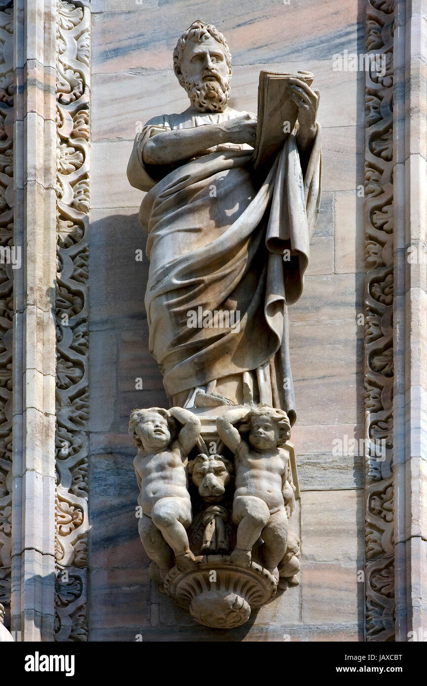italy statue of a men in the front of the duomo church in milan Stock ...