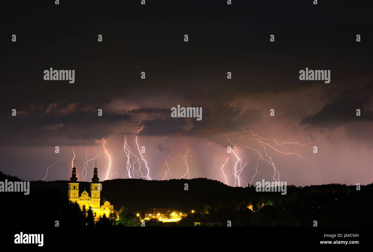 Jagged lightning hi-res stock photography and images - Alamy