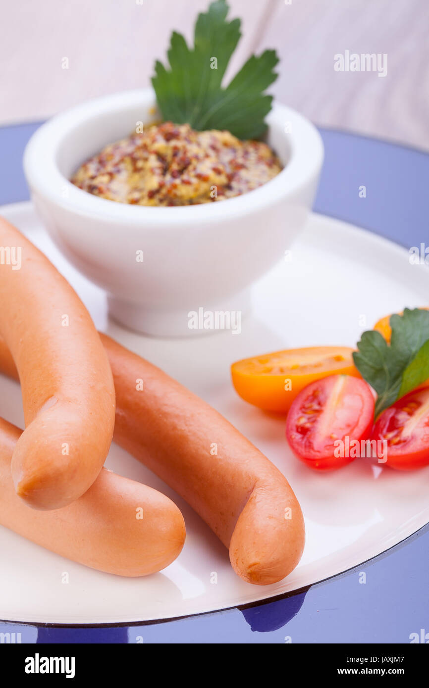 leckere wiener würstchen mit senf auf einem holztisch mit gemüse Stock ...