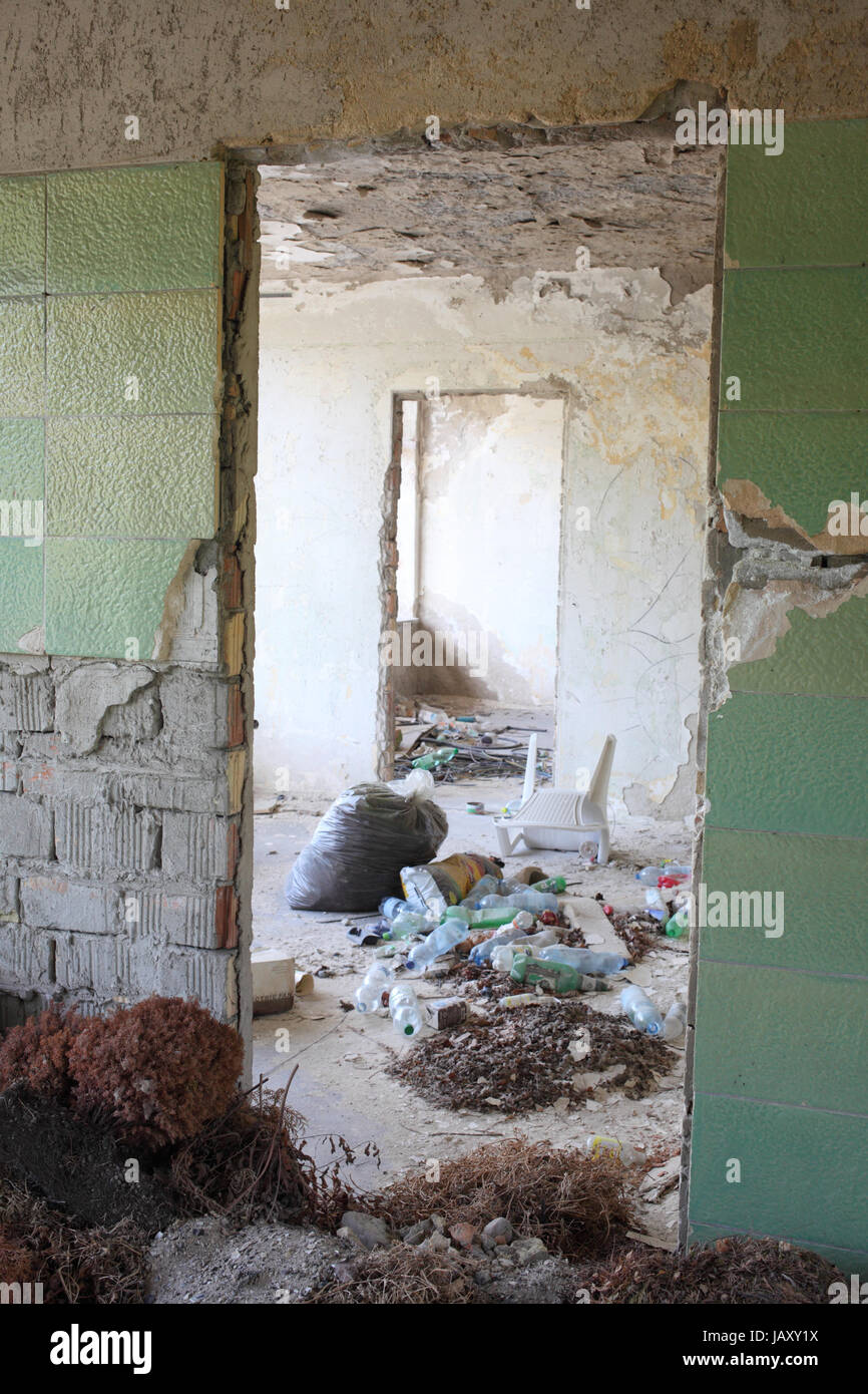 House in disrepair hi-res stock photography and images - Alamy