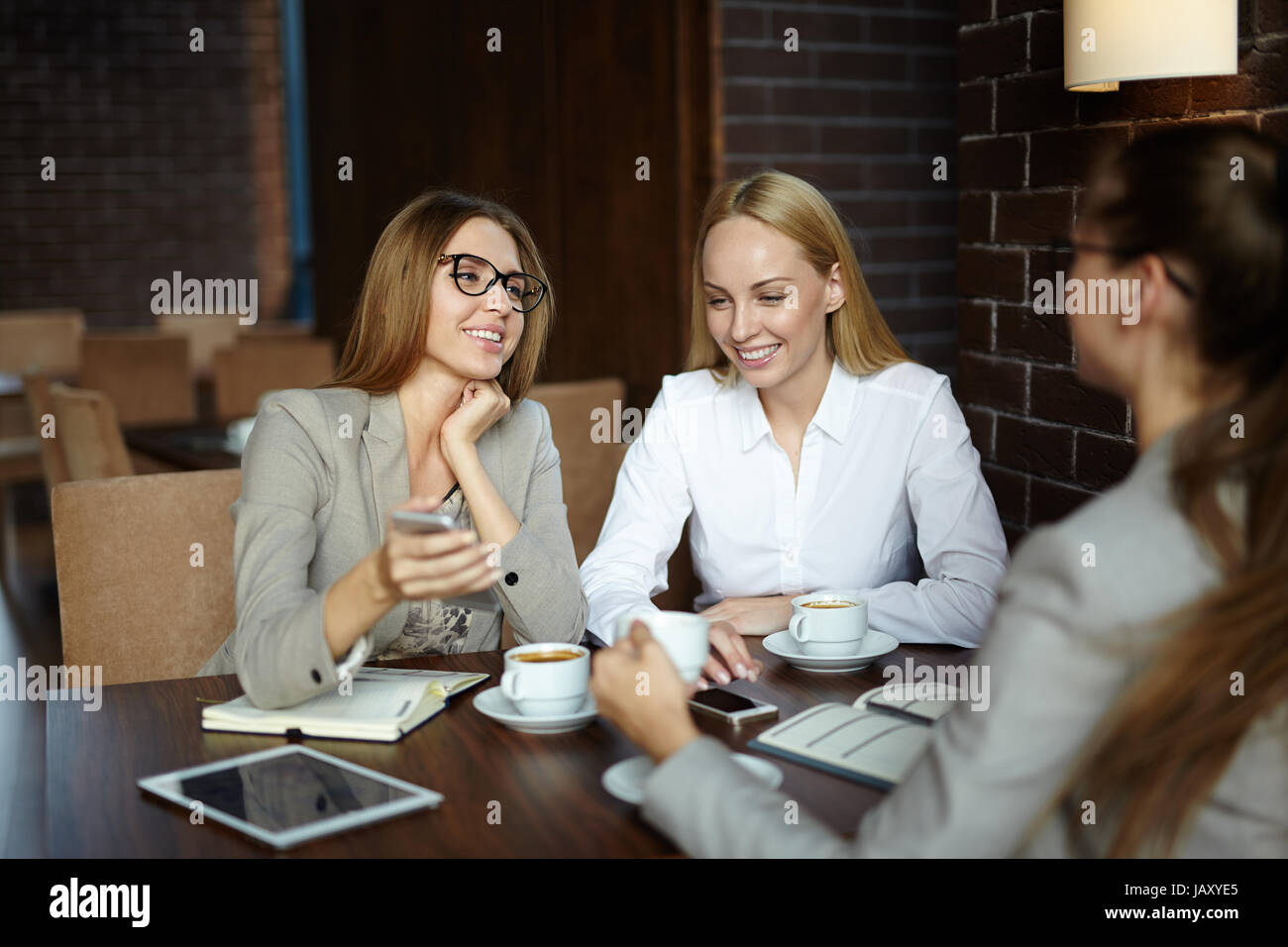 Having Project Discussion in Cafe Stock Photo - Alamy