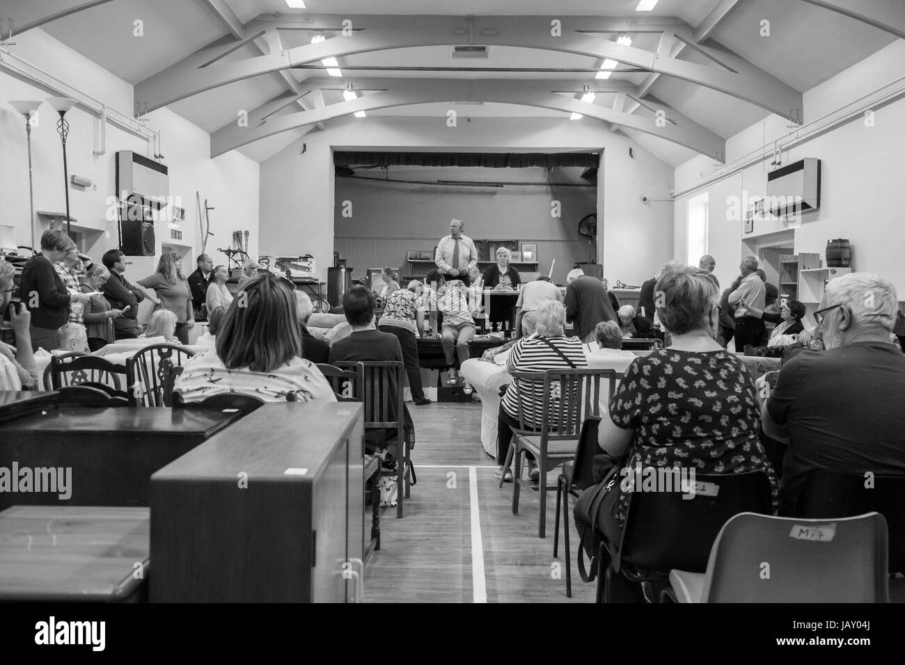 Auctioneer antiques hi-res stock photography and images - Alamy