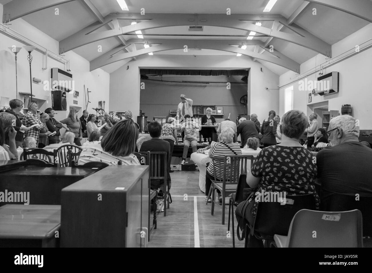 Auctioneer antiques hi-res stock photography and images - Alamy