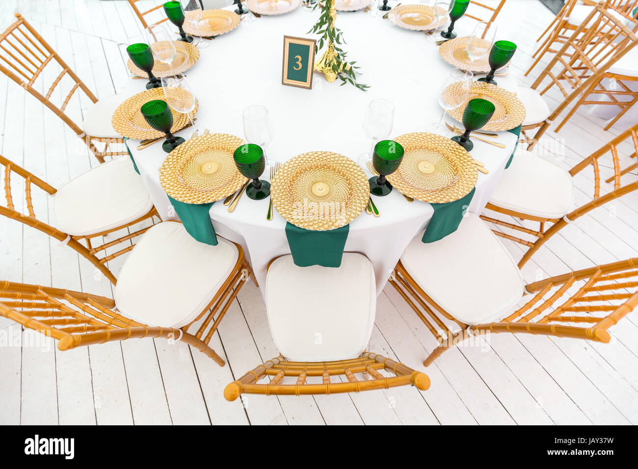 Beautifully set round table hi-res stock photography and images - Alamy