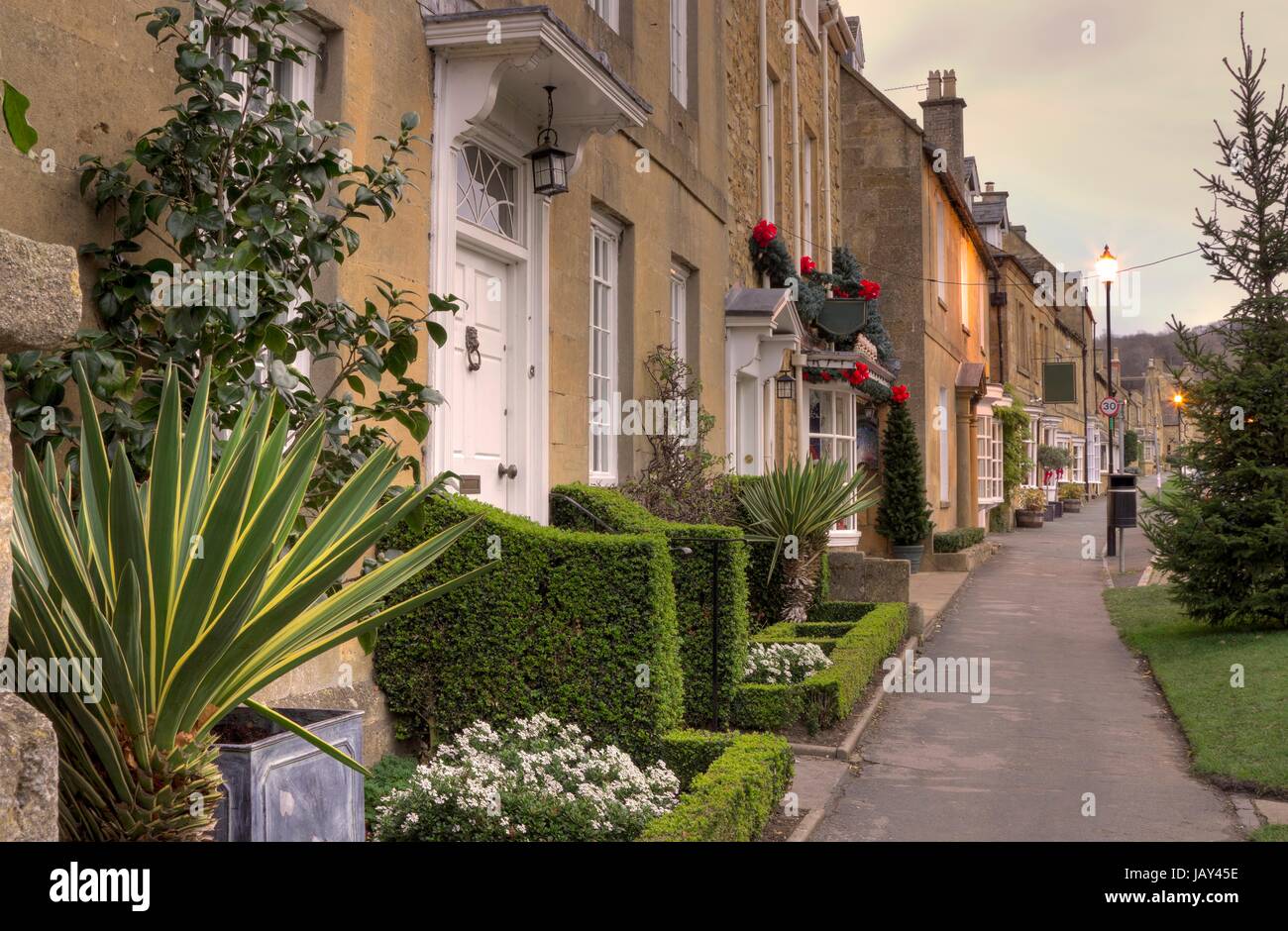 The pretty High Street at Broadway, Cotswolds, Worcestershire, England ...
