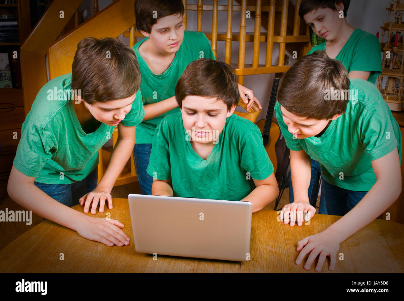 Junge mit computer im zimmer hi-res stock photography and images - Alamy
