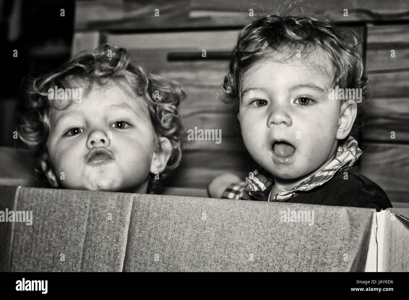 Jonathan und Jacob Noah in einer Pappkiste Stock Photo - Alamy