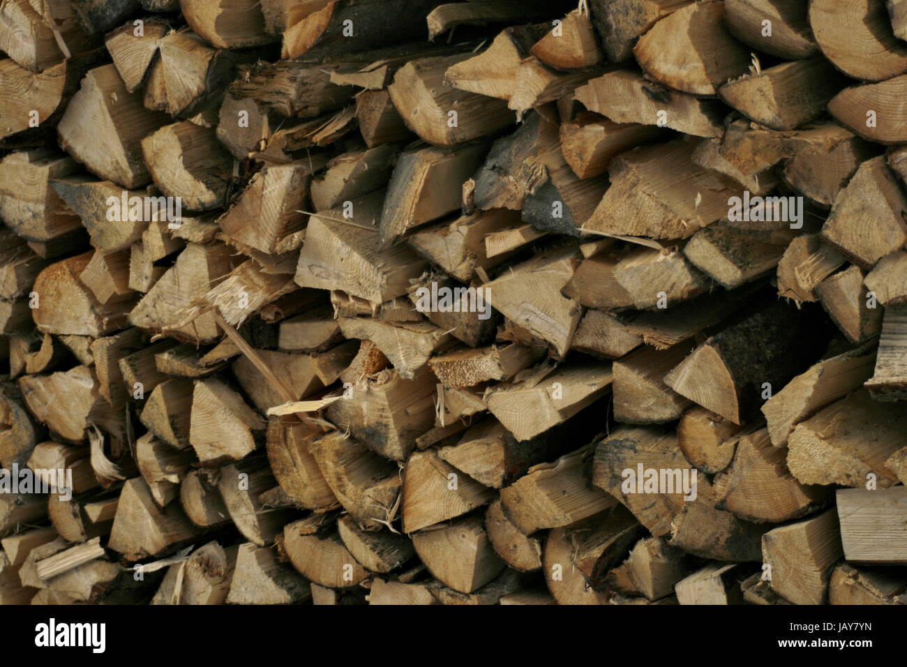gestapelte Holzscheite (Feuerholz); als Hintergrundbild Stock Photo - Alamy