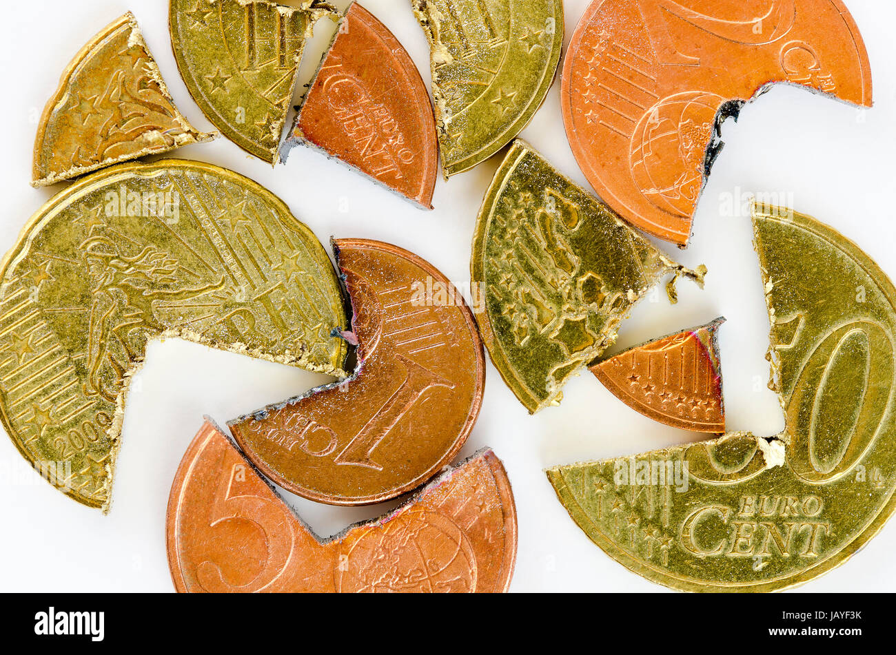 In zwei Teile zerschnittene Euro-Cent Münzen; Euro-Cent coins cutted in ...