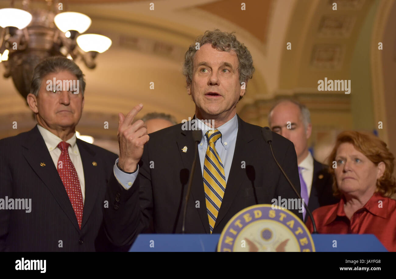Joe manchin press conference hi-res stock photography and images - Alamy