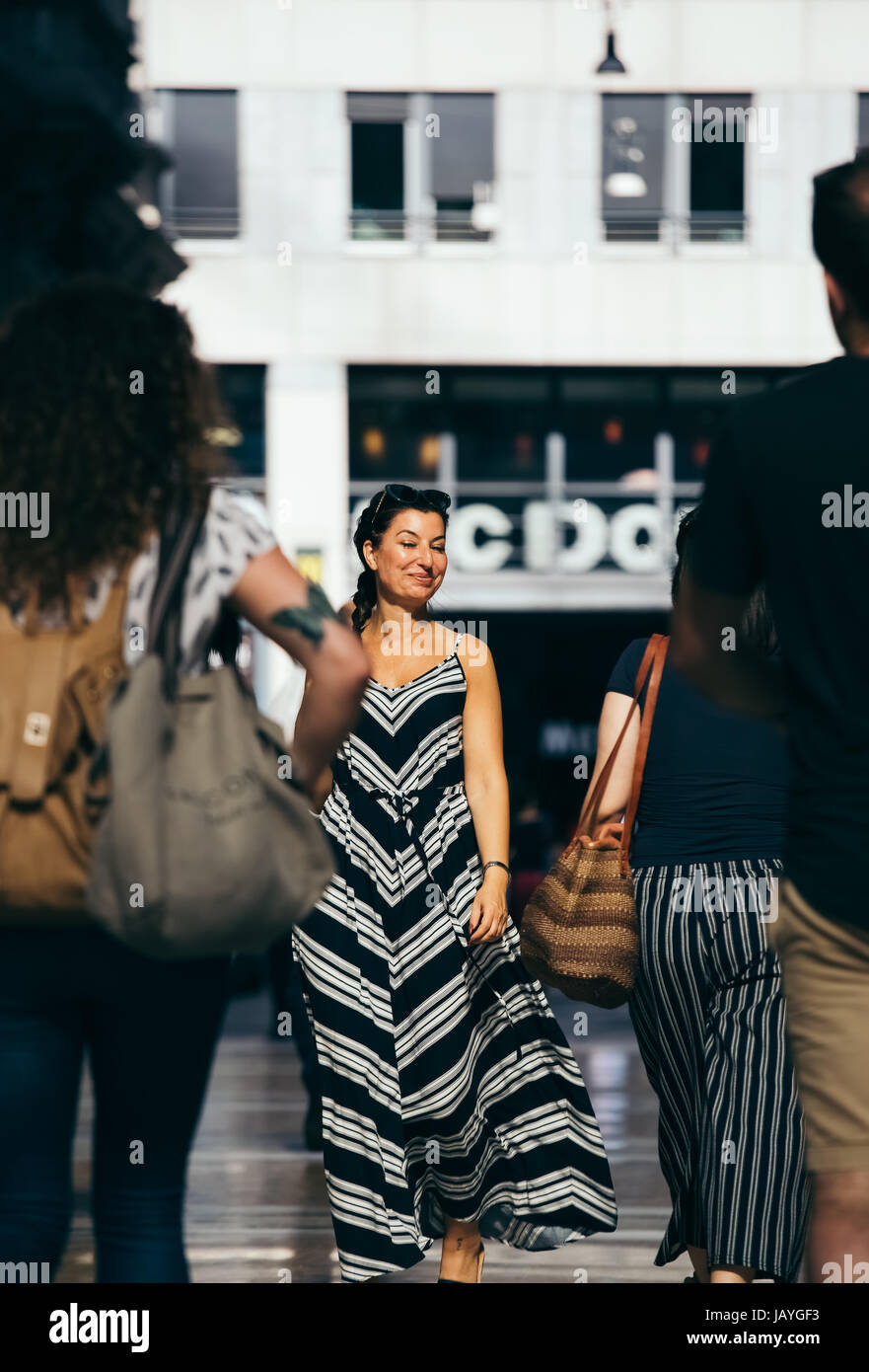 Female city tourist beautiful woman hi-res stock photography and images ...