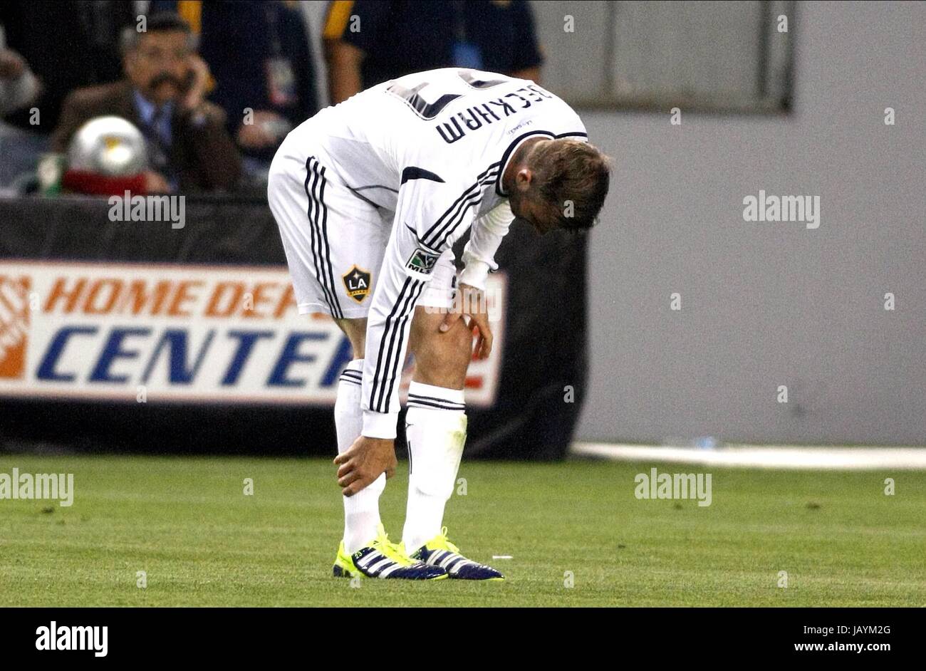 DAVID BECKHAM HOLDS LEG LA GALAXY CARSON LOS ANGELES CALIFORNIA USA 28 ...