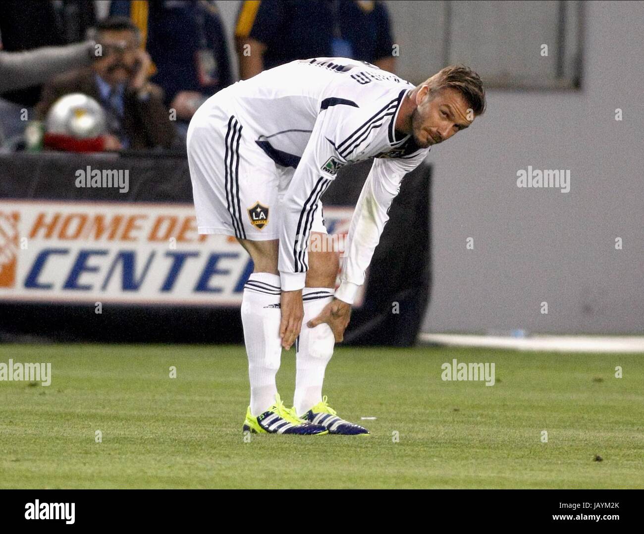 DAVID BECKHAM HOLDS LEG LA GALAXY CARSON LOS ANGELES CALIFORNIA USA 28 ...