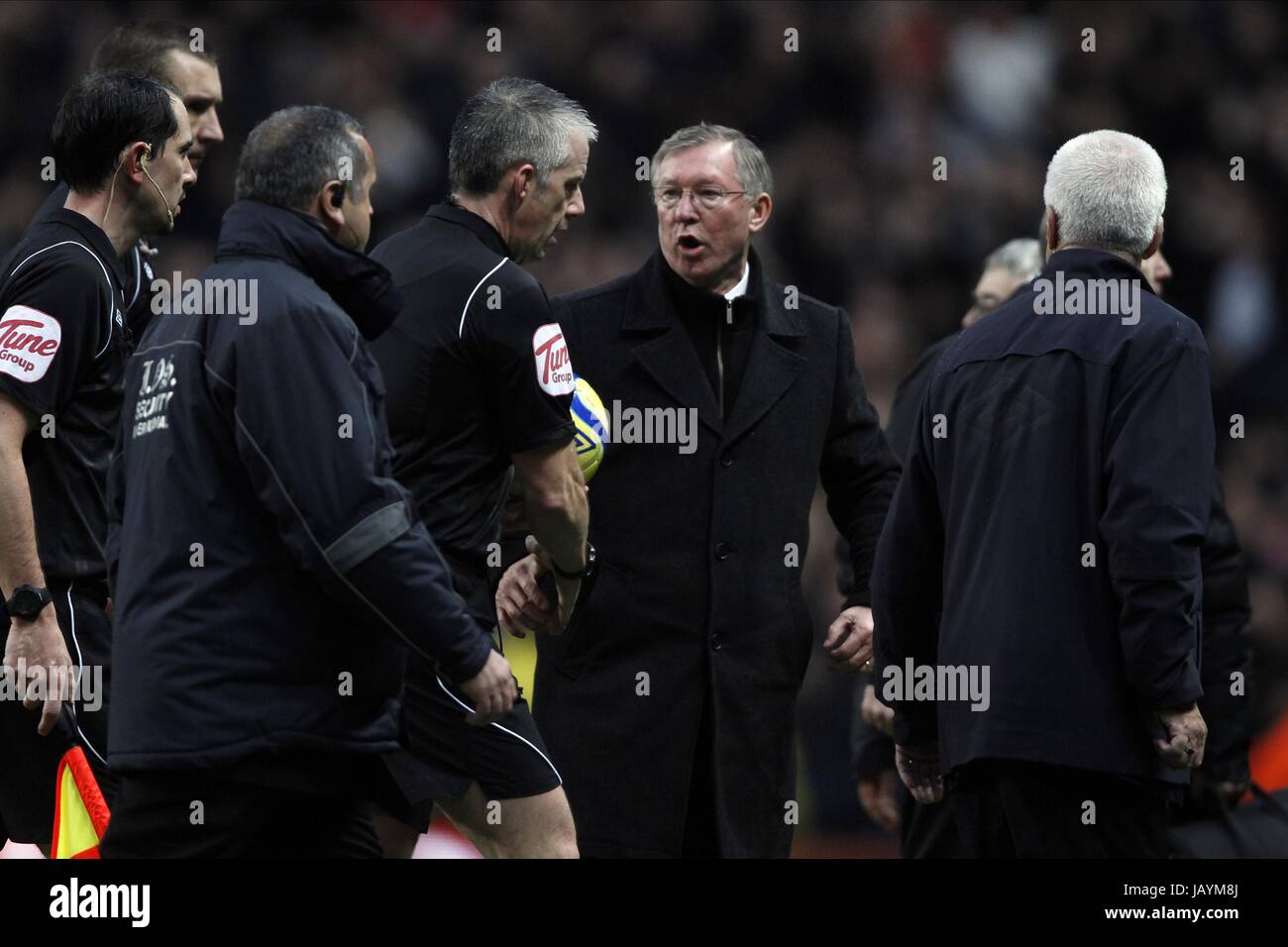 SIR ALEX FERGUSON & REFEREE CH MANCHESTER CITY V MANCHESTER U ETIHAD ...