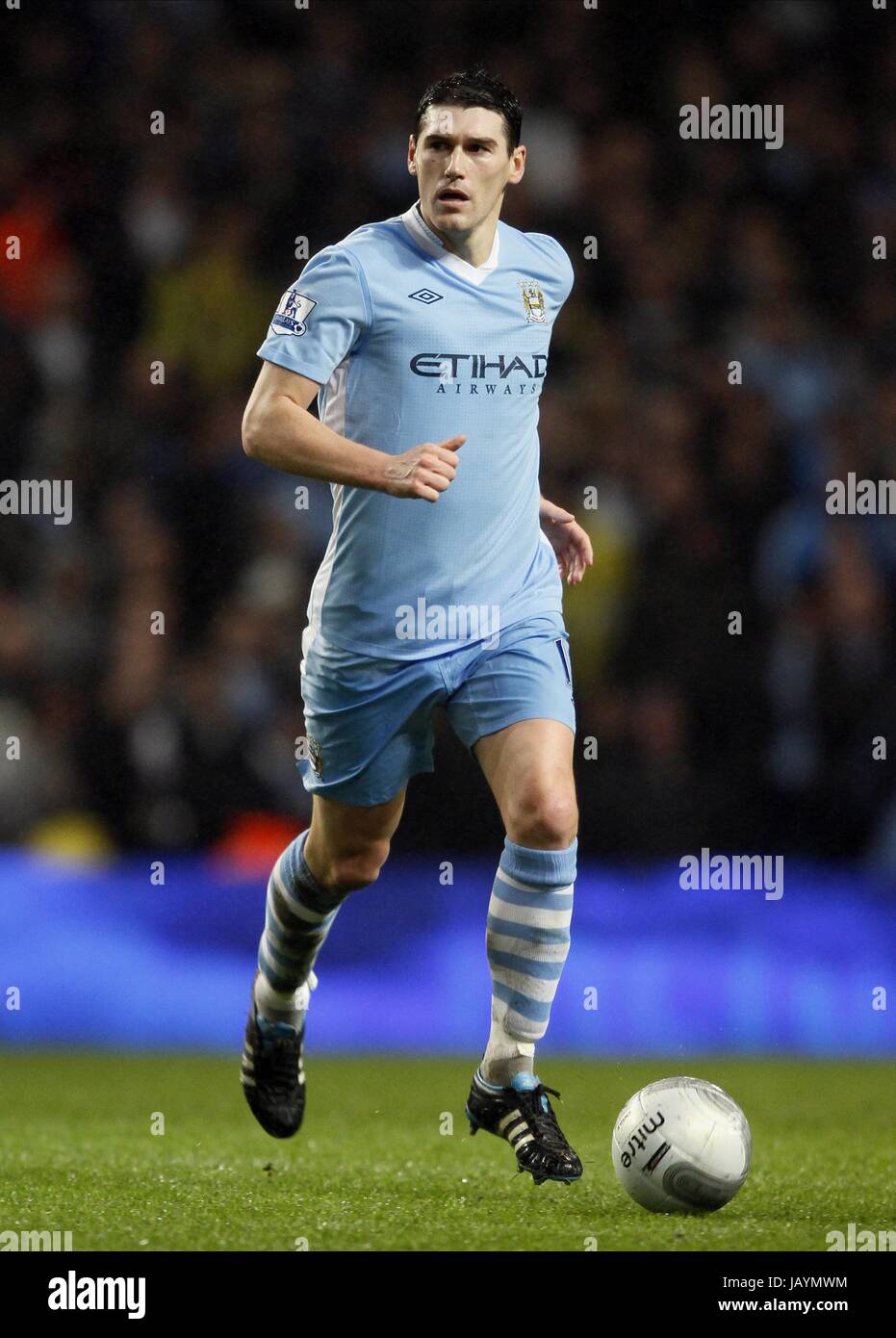 GARETH BARRY MANCHESTER CITY FC MANCHESTER CITY FC ETIHAD STADIUM ...