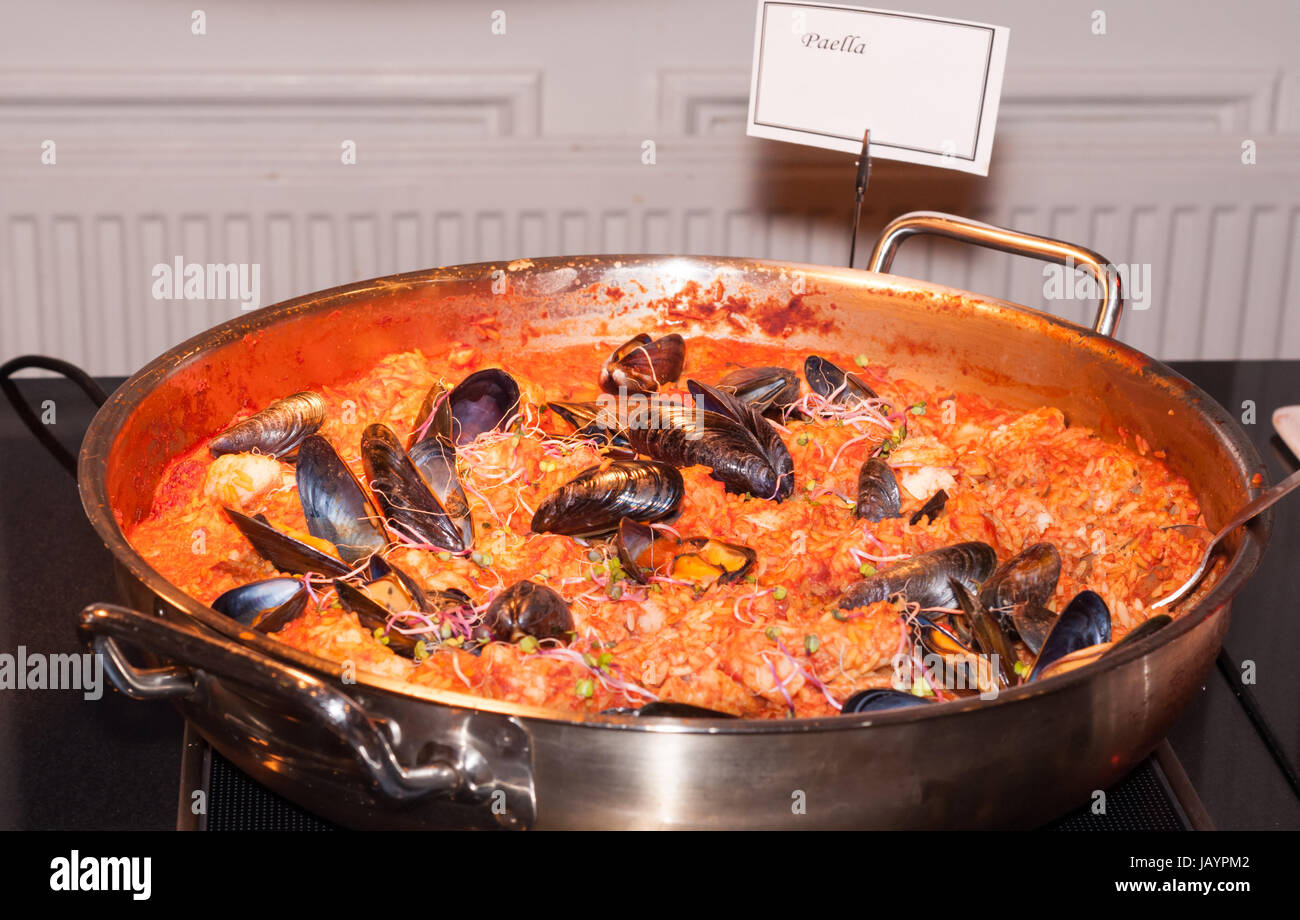 Seafood paella in fry pan Stock Photo - Alamy