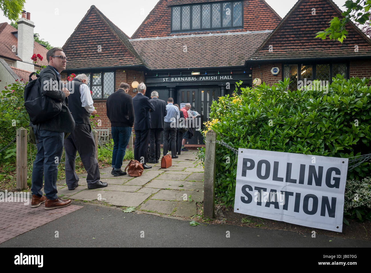 Uk polling line hi-res stock photography and images - Alamy