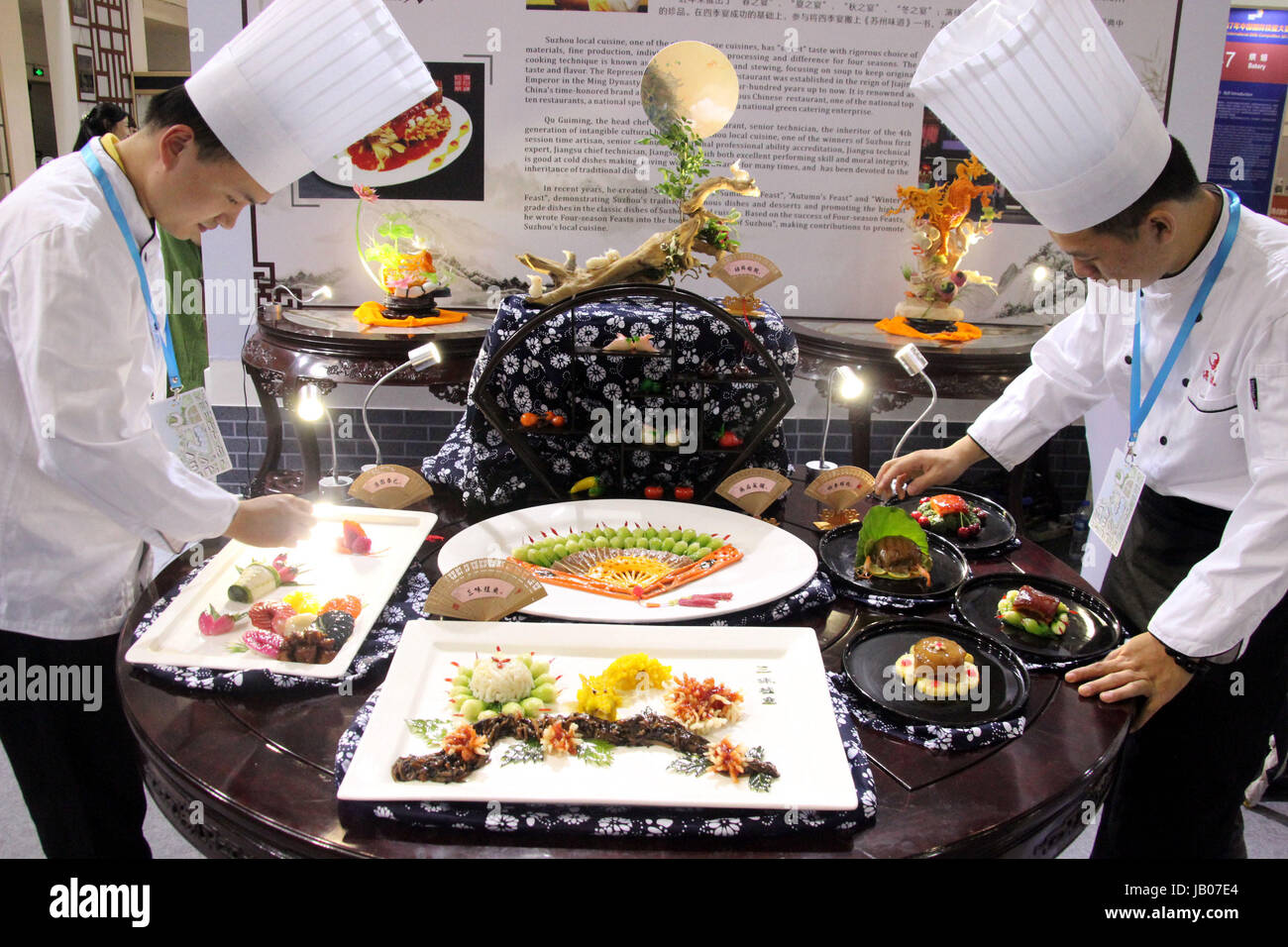 (170608) -- SUZHOU, June 8, 2017 (Xinhua) -- Chefs show cooking skills ...