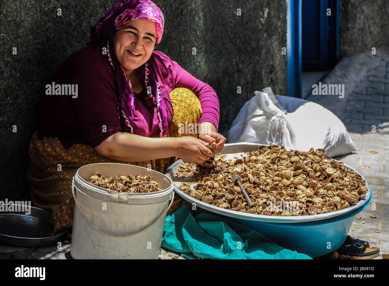 Cracks in shell hi-res stock photography and images - Alamy