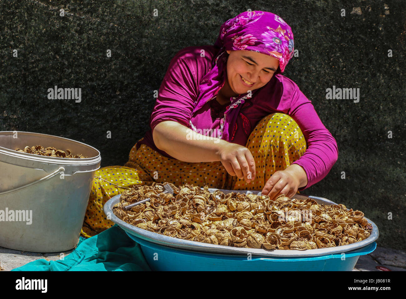 Cracks in shell hi-res stock photography and images - Alamy