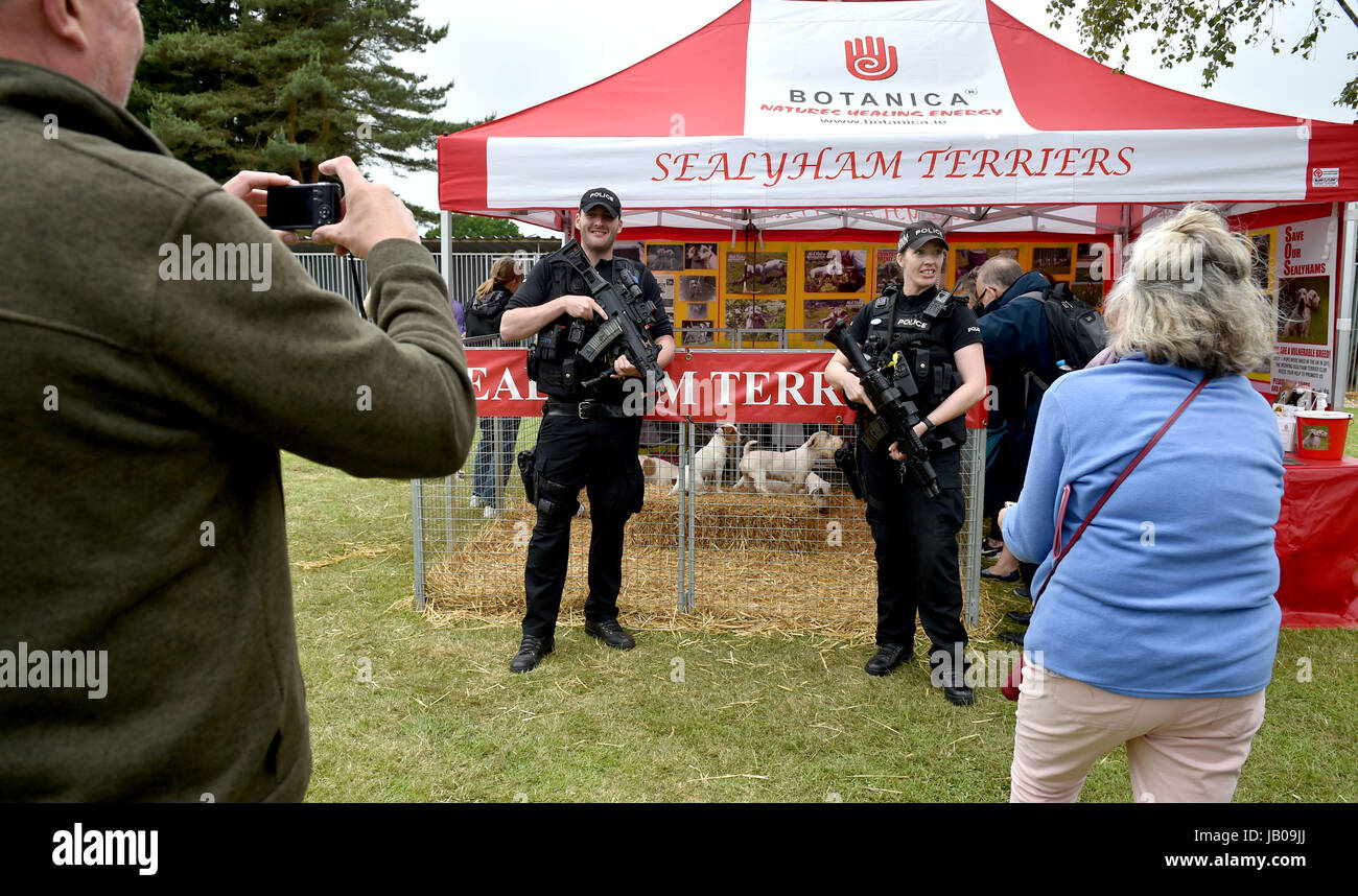 Police with guns hi-res stock photography and images - Alamy