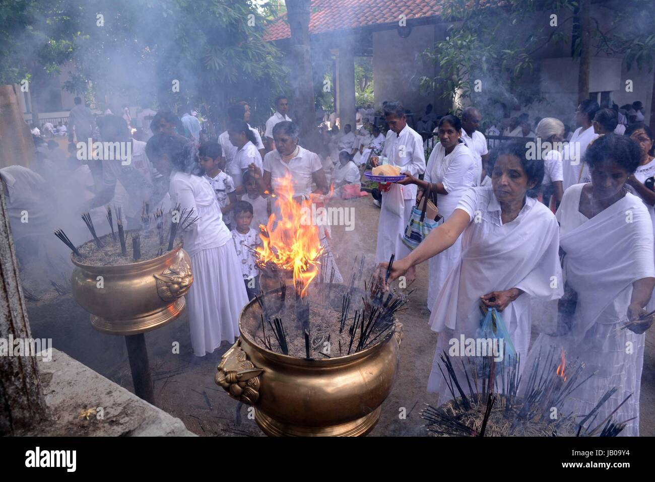 Colombo, Buddhism into the island. 8th June, 2017. Buddhist Devotees pray at the historical ...