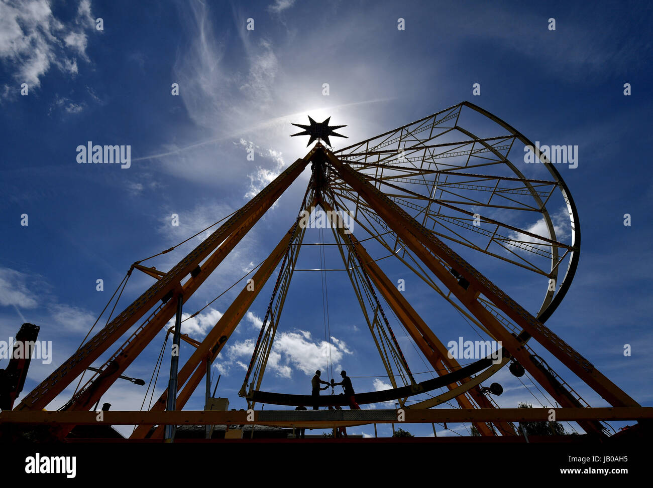 Apolda, Germany. 8th June, 2017. A 21 metre high ferris wheel is ...
