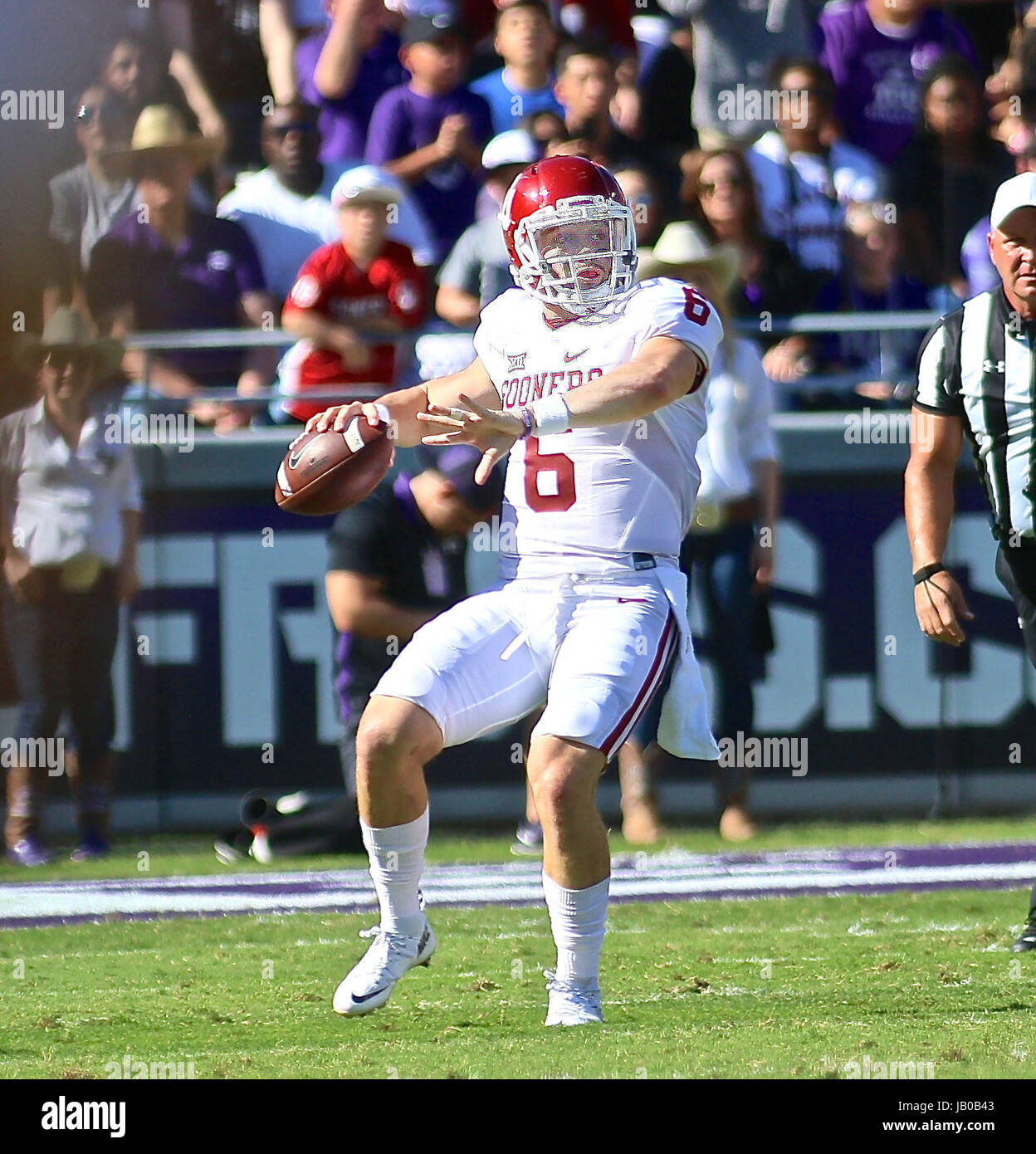 Fort Worth Texas, USA. 01st Oct, 2016. Oklahoma quarterback Baker Mayfield (6) sets up to pass ...