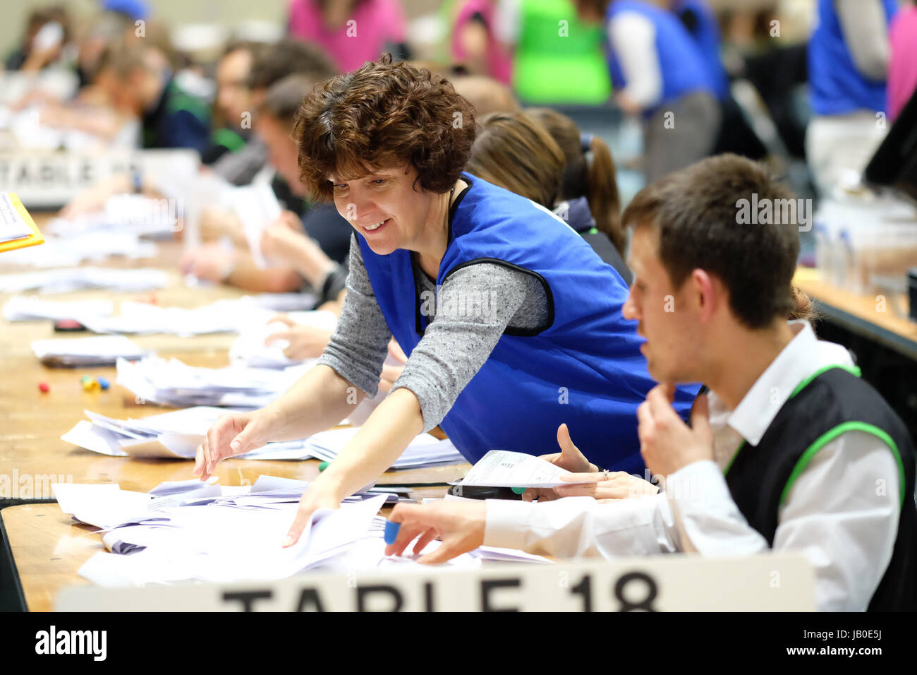 Women counting papers hi-res stock photography and images - Alamy
