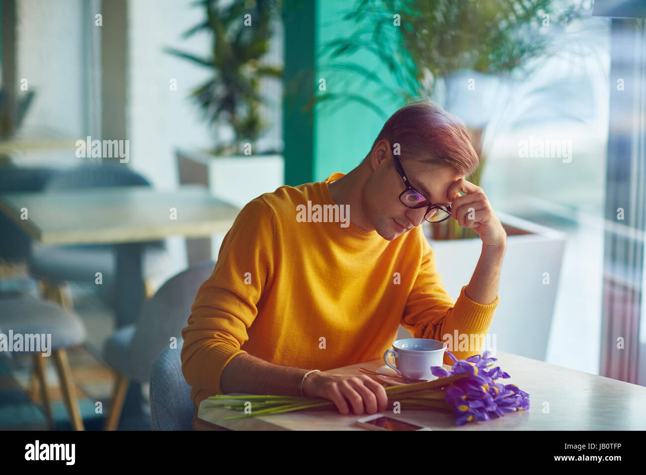 Sad man restaurant hi-res stock photography and images - Alamy