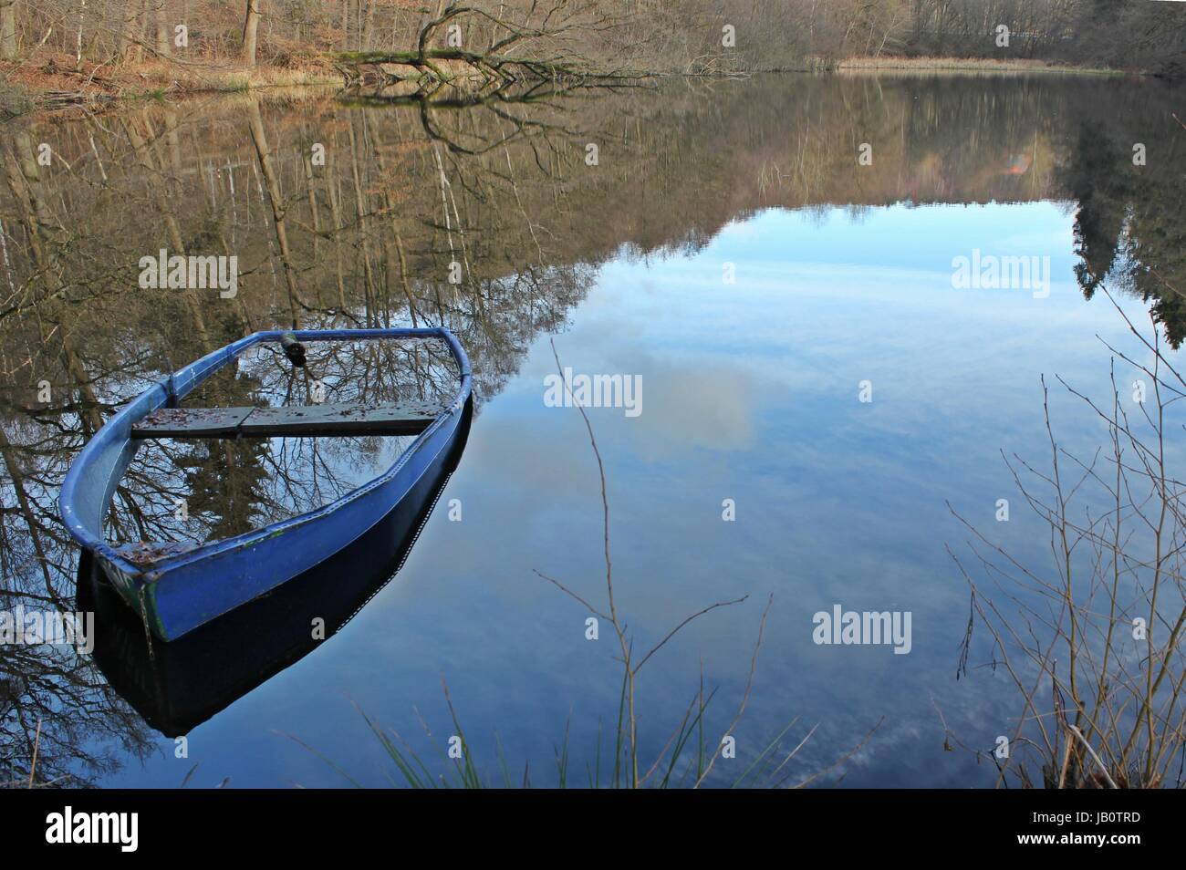 Swamped boat hi-res stock photography and images - Alamy