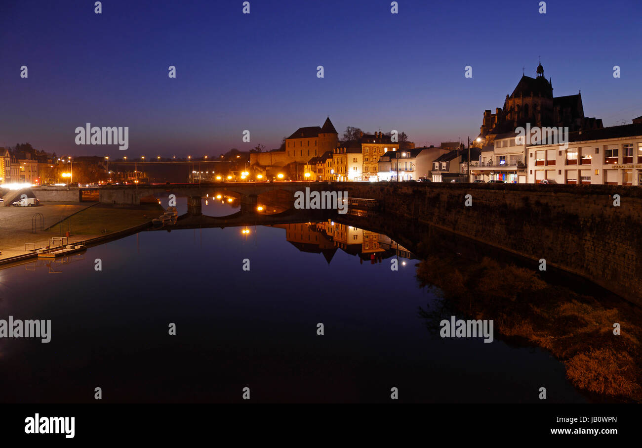 Mayenne city castle river la hi-res stock photography and images - Alamy