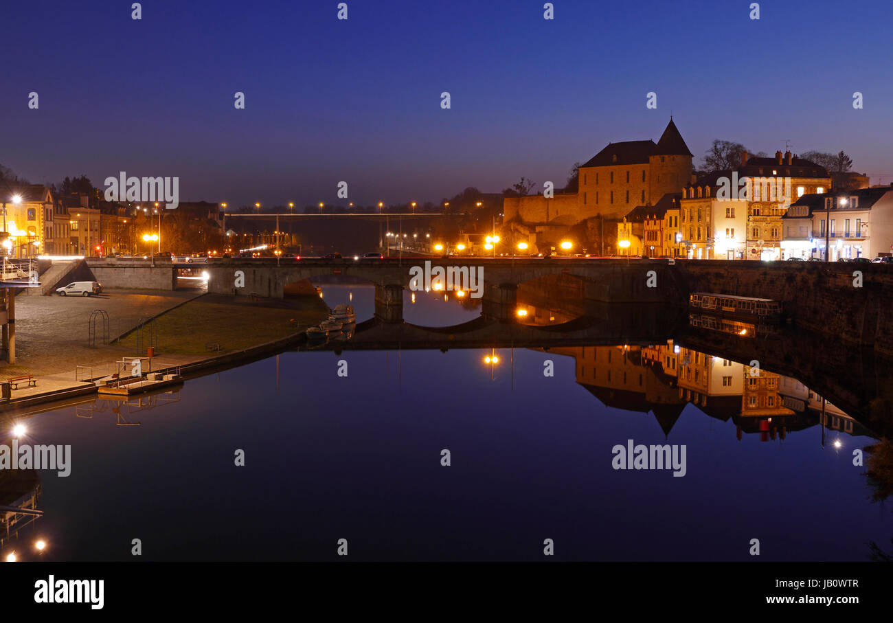 Mayenne city castle river la hi-res stock photography and images - Alamy