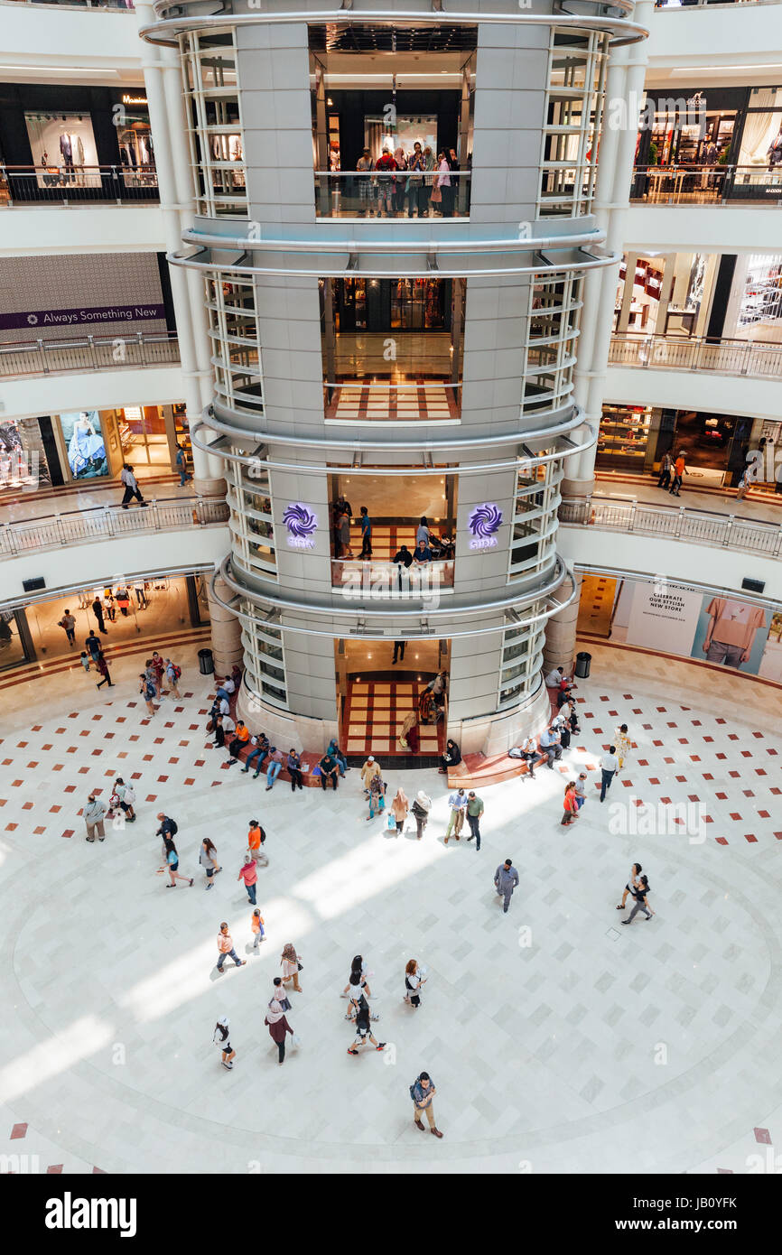 Crowded mall hi-res stock photography and images - Alamy
