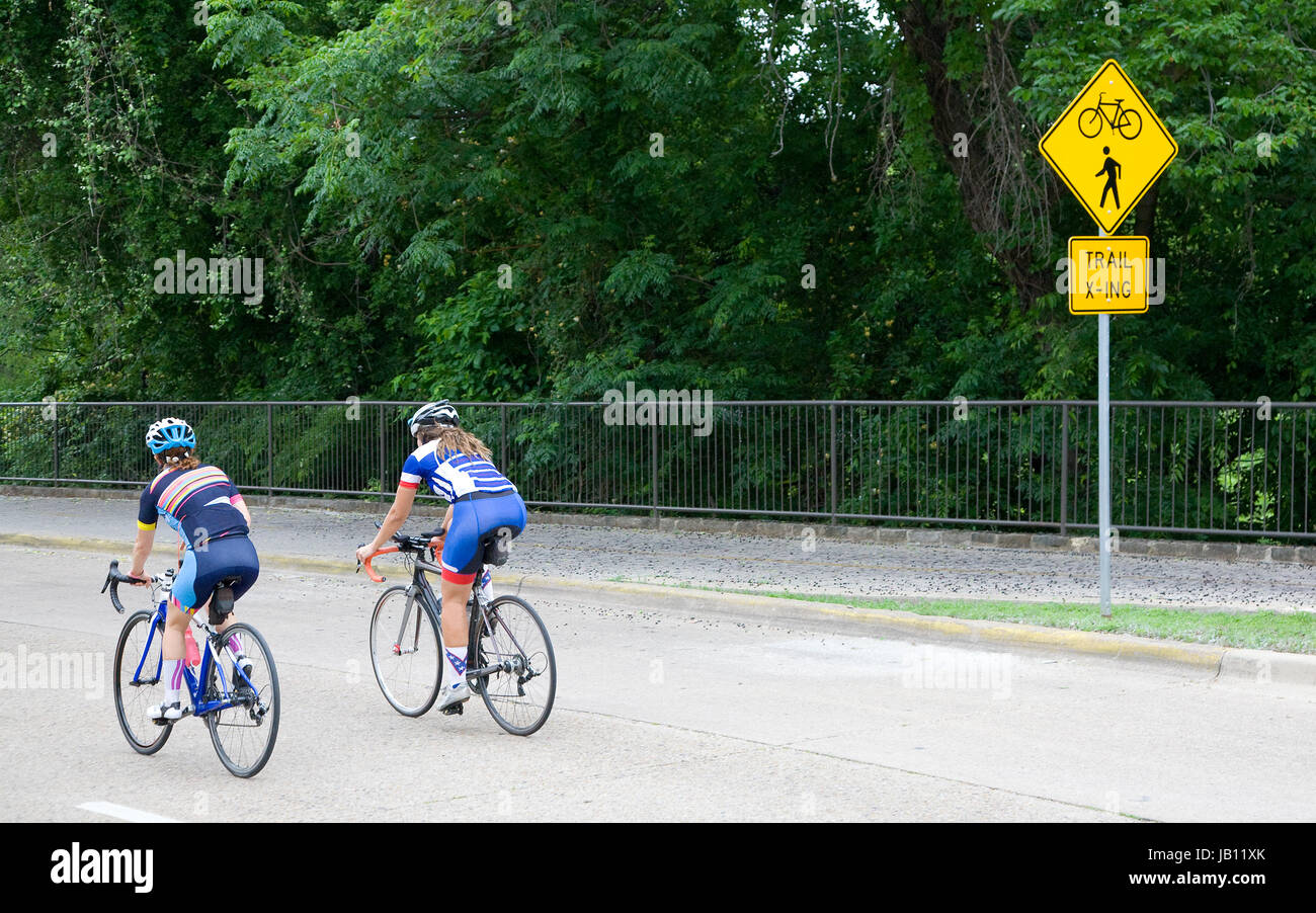 Bicycle crossing sign hi-res stock photography and images - Alamy