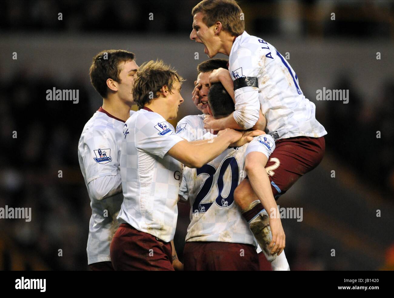 ROBBIE KEANE CELEBRATES GOAL 2 WOLVERHAMPTON WANDERERS V ASTO MOLINEUX ...