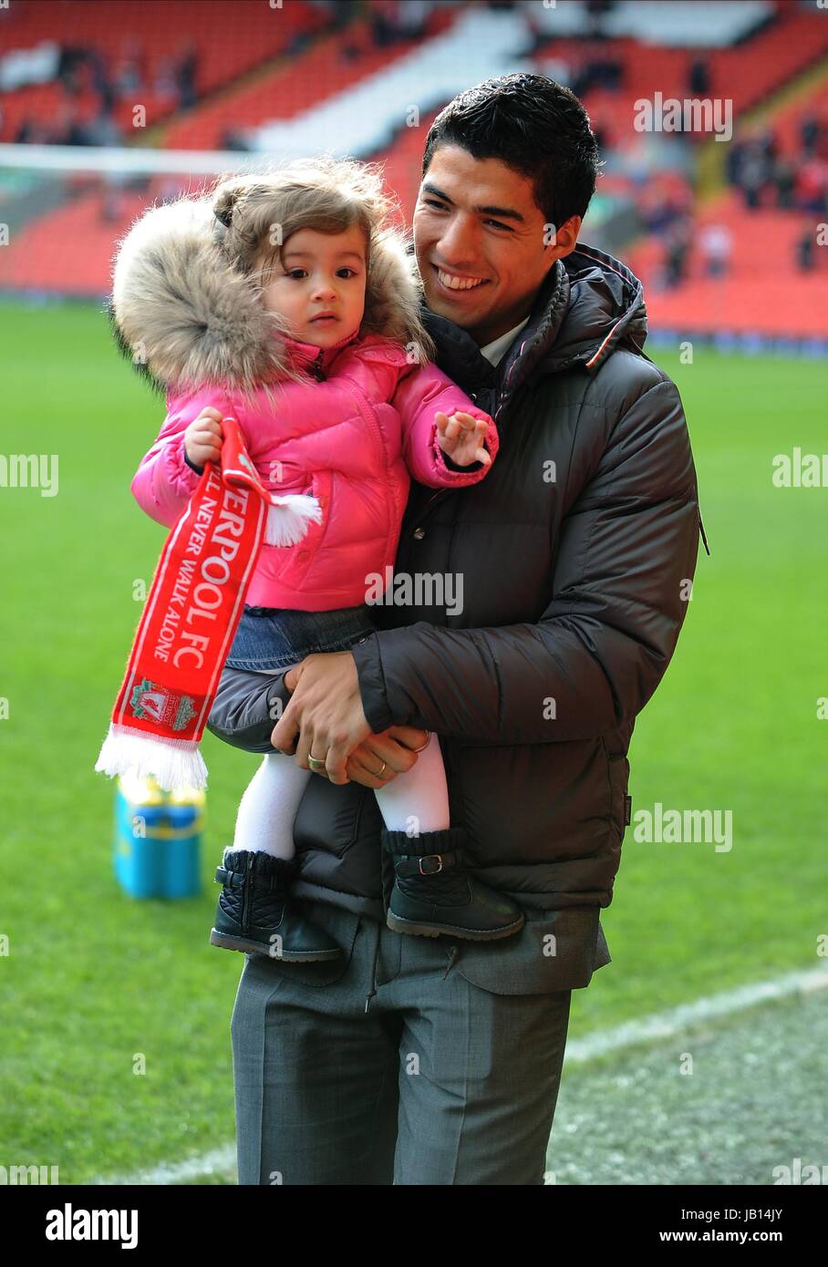 LUIS SUAREZ DAUGHTER DELFINA LIVERPOOL V LIVERPOOL V MANCHESTER UNITED ...