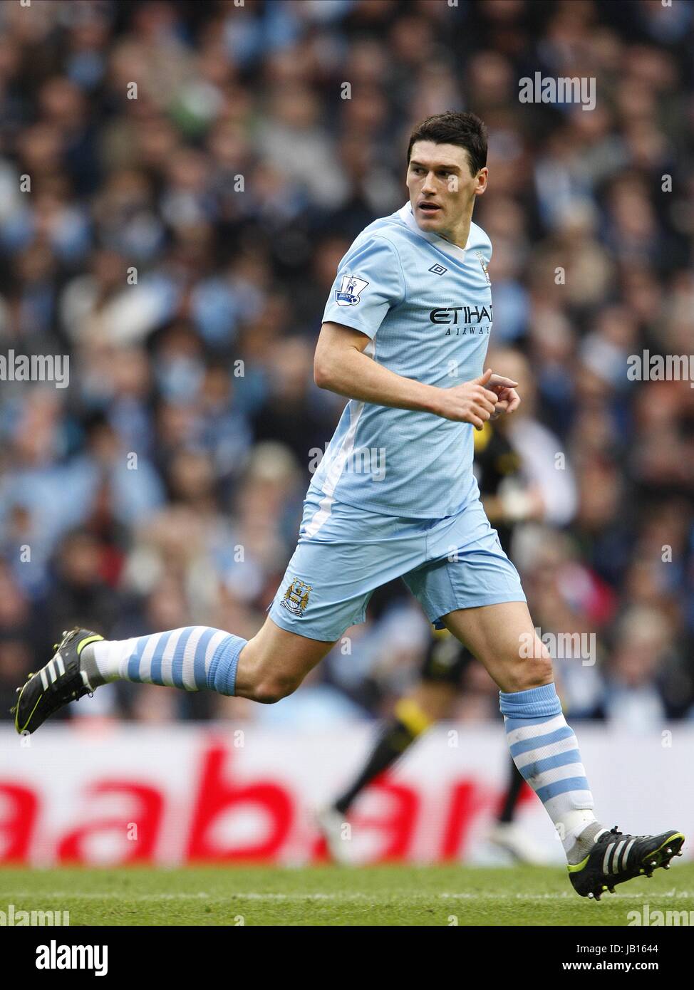 GARETH BARRY MANCHESTER CITY FC MANCHESTER CITY FC ETIHAD STADIUM ...