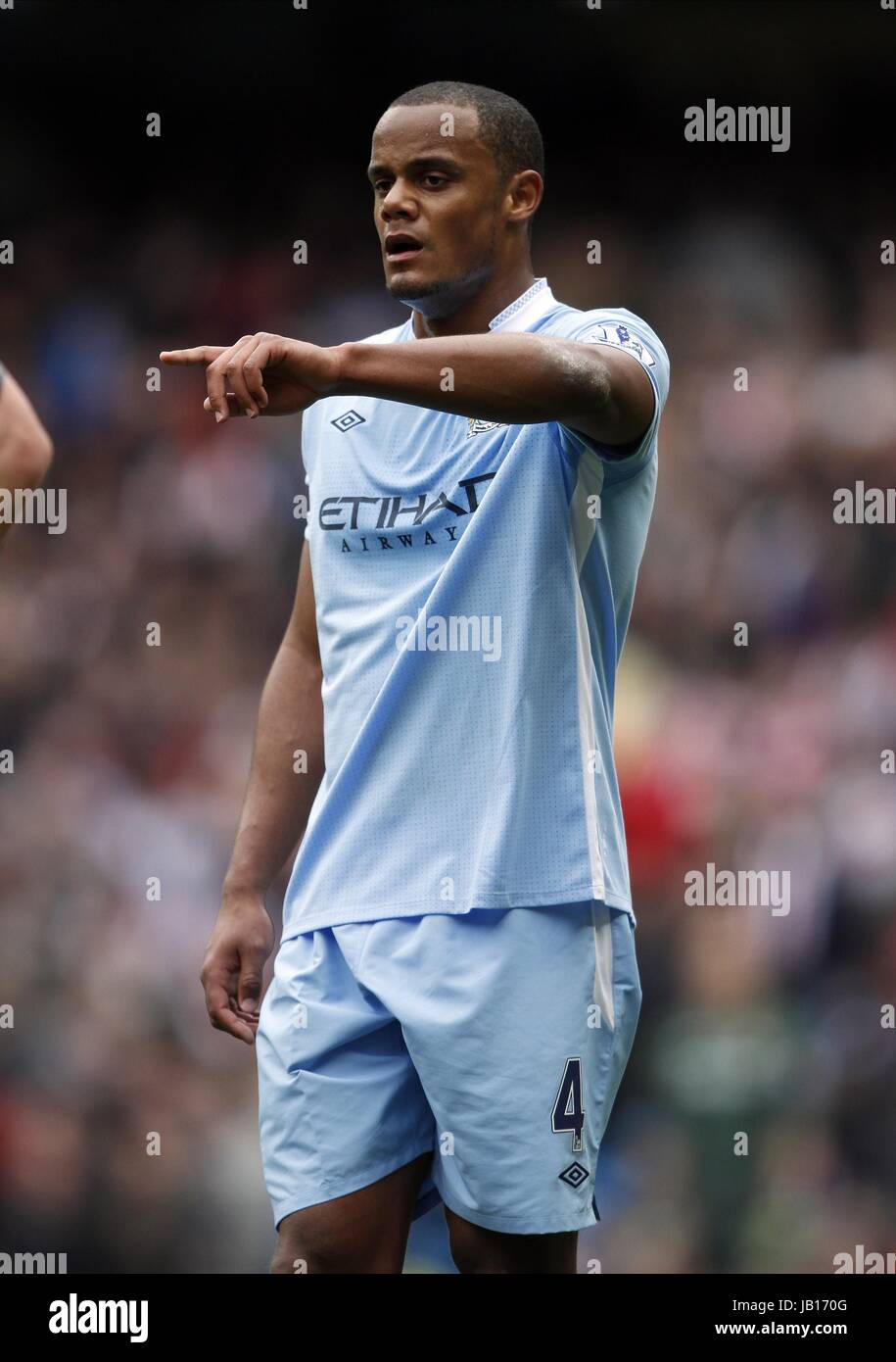 VINCENT KOMPANY MANCHESTER CITY FC ETIHAD STADIUM MANCHESTER ENGLAND 31 ...