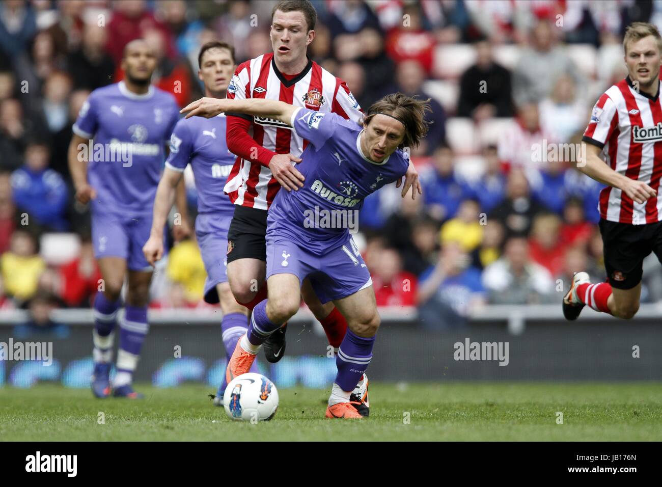 CRAIG GARDNER & LUKA MODRIC SUNDERLAND V SPURS FC STADIUM OF LIGHT ...