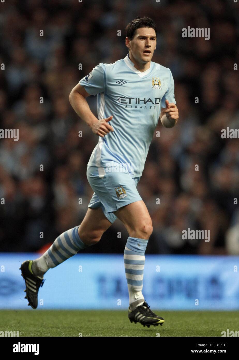 GARETH BARRY MANCHESTER CITY FC ETIHAD STADIUM MANCHESTER ENGLAND 30 ...