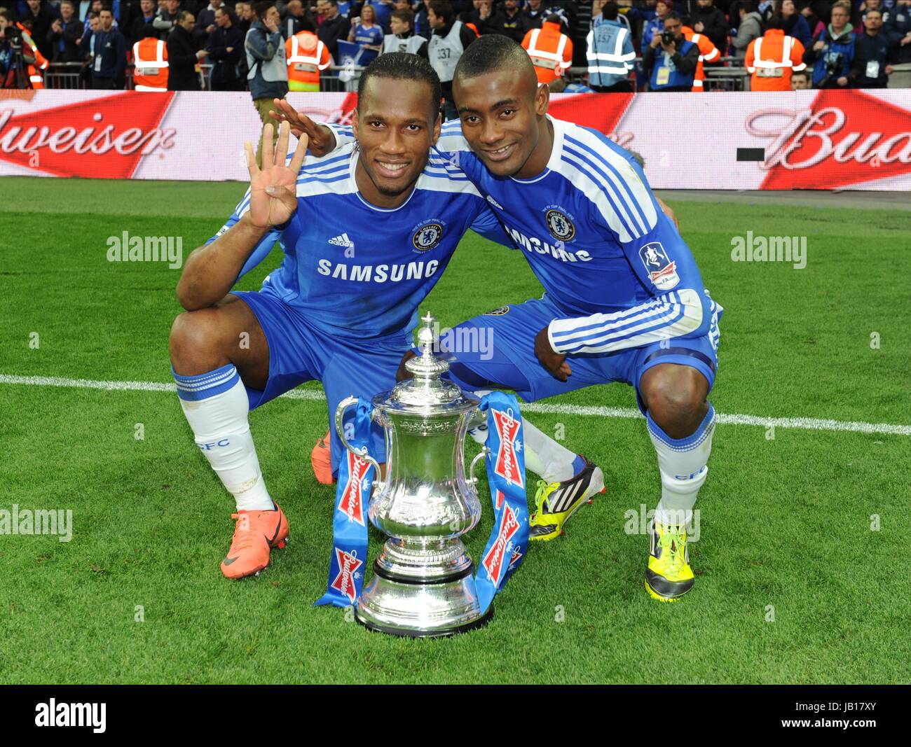 DIDIER DROGBA & SALOMON KALOU CHELSEA FC WEMBLEY STADIUM LONDON ENGLAND ...