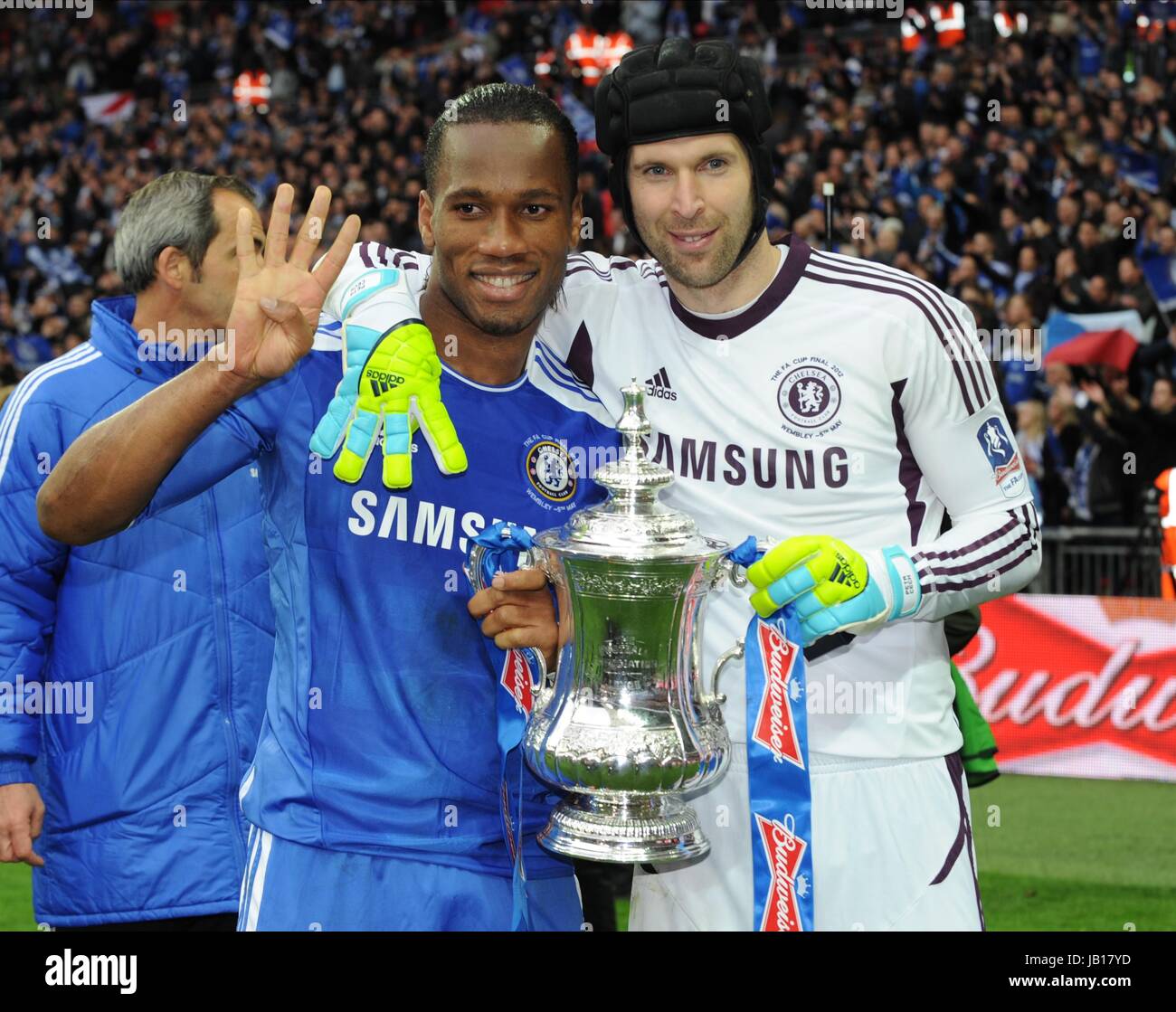 DIDIER DROGBA & PETR CECH CELE CHELSEA FC WEMBLEY STADIUM LONDON ...
