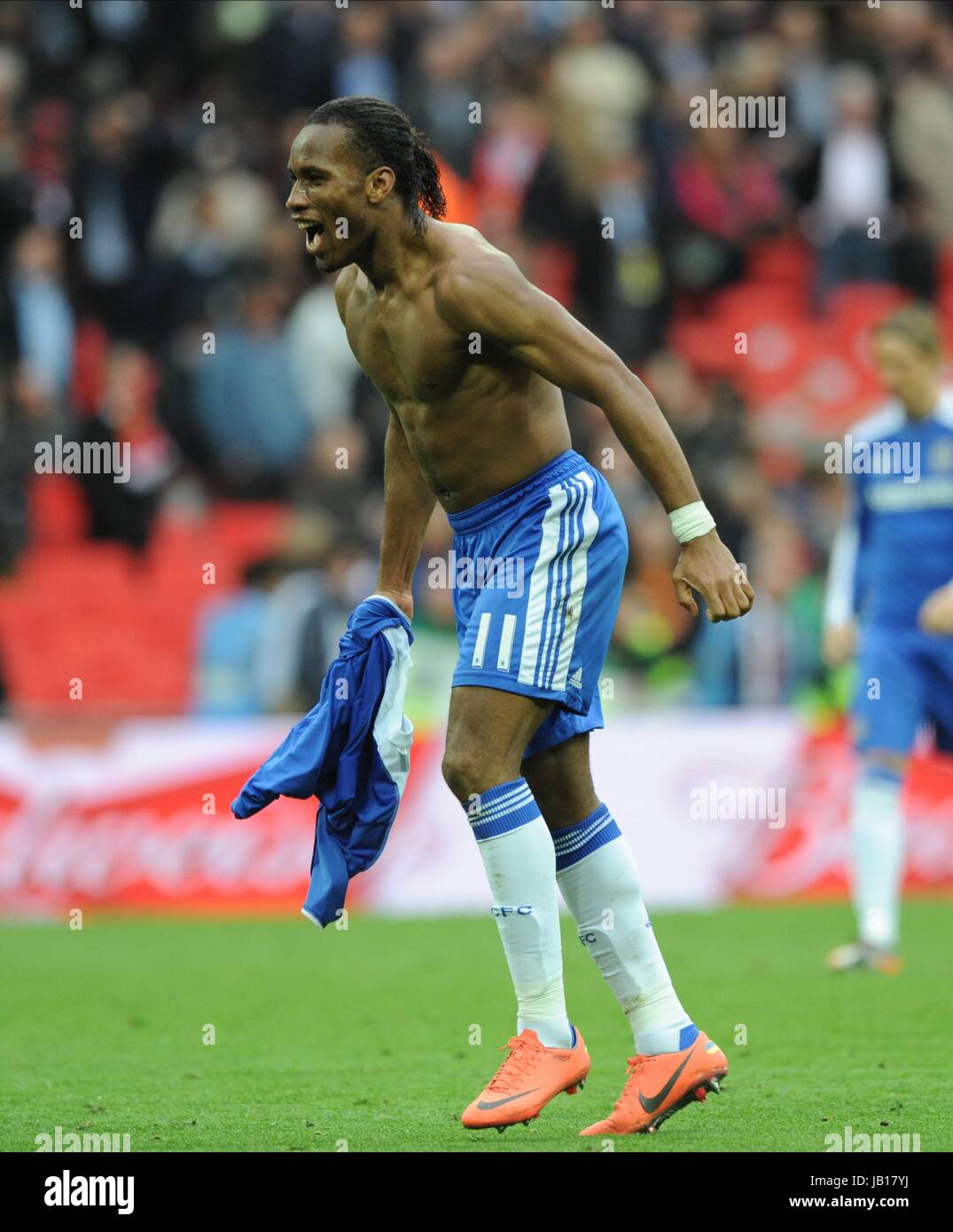 DIDIER DROGBA CELEBRATES AT FU CHELSEA FC WEMBLEY STADIUM LONDON ...