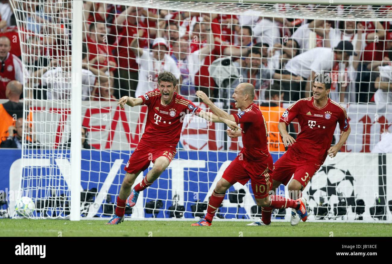 THOMAS MULLER CELEBRATES HIS O BAYERN MUNICH V CHELSEA FC ALLIANZ ARENA ...