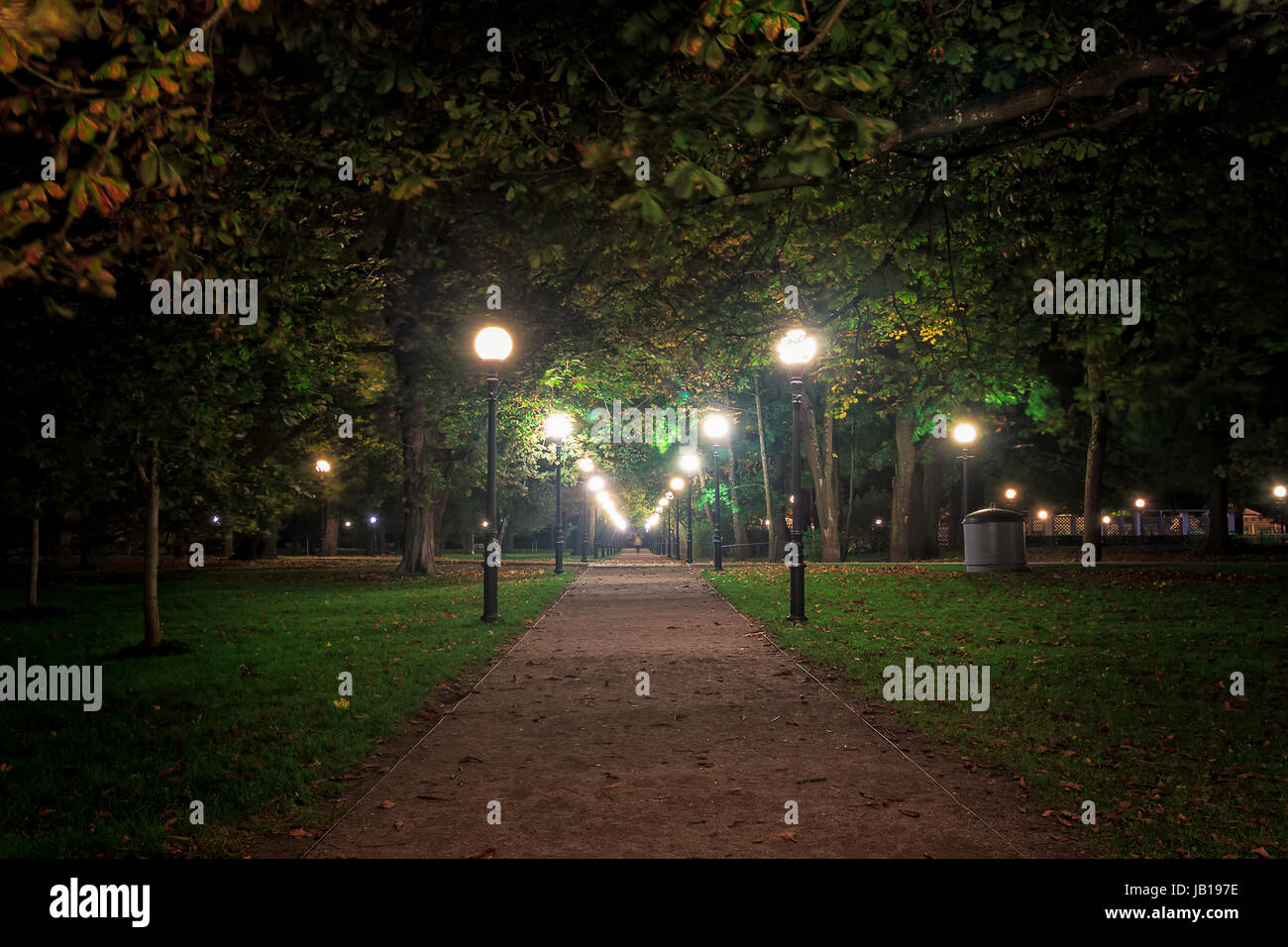 Lamp post pathway hi-res stock photography and images - Alamy
