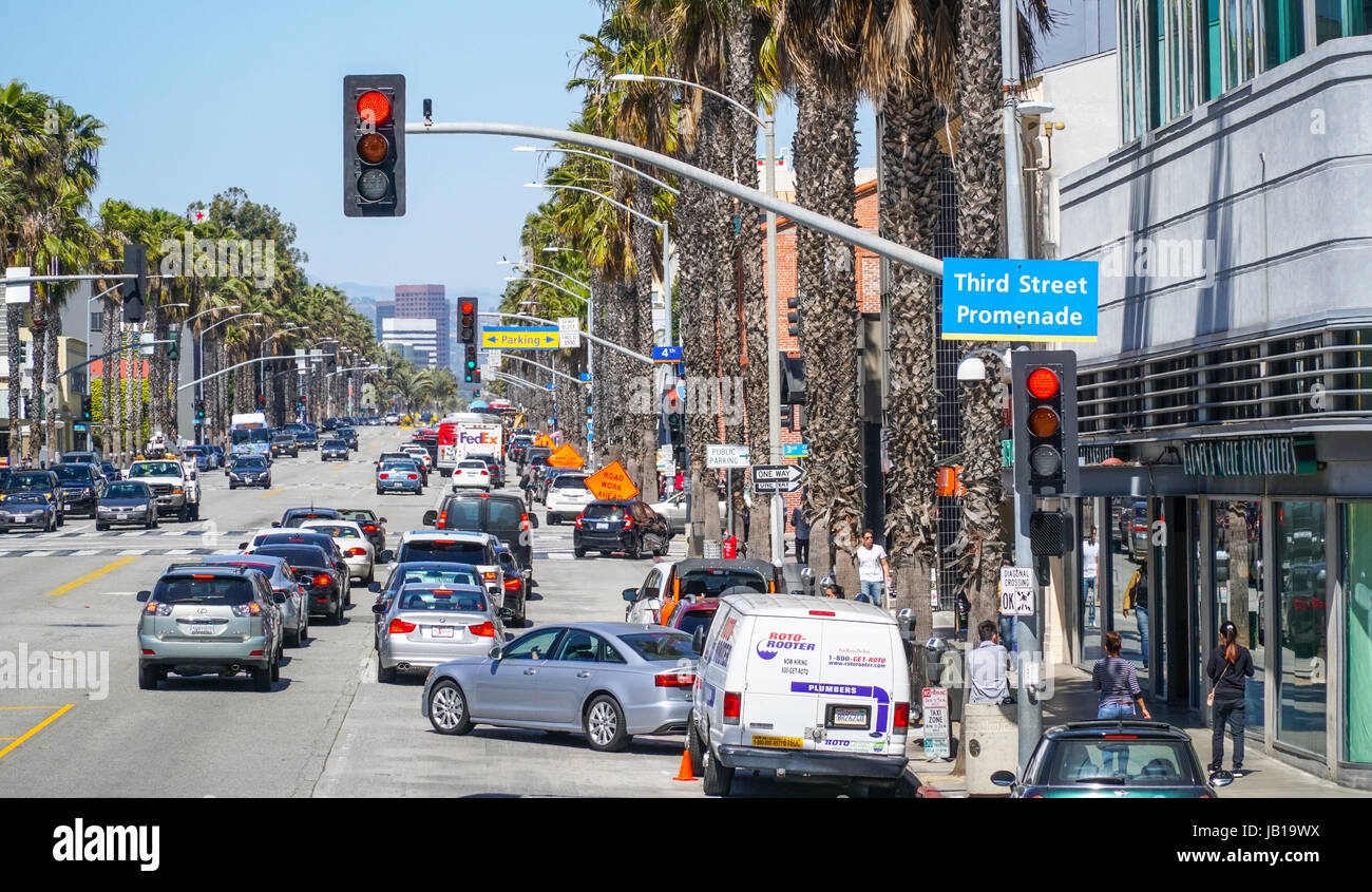 Street view in Santa Monica at Third Street Promenade - LOS ANGELES ...