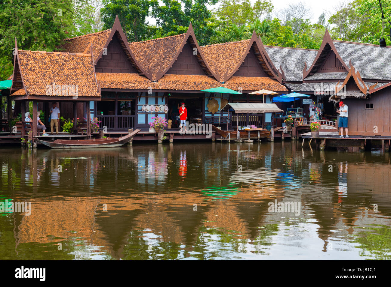 Retail Shopping in Thai Water Markets Stock Photo - Alamy