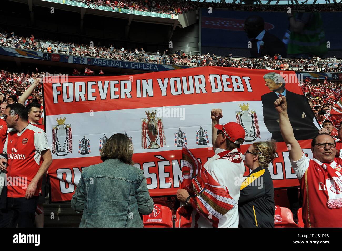 ARSENAL FANS WITH ARSENAL MANA ARSENAL V CHELSEA WEMBLEY STADIUM LONDON ...